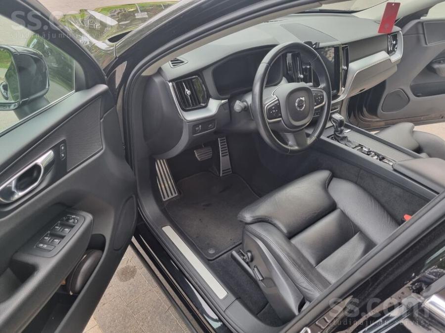 Black Volvo XC60 2020 in Riga, with an engine capacity of 2.00 L and mileage of 170 thousand km for 24450 €, photo 21 on AUTOMOTO.COM.LV