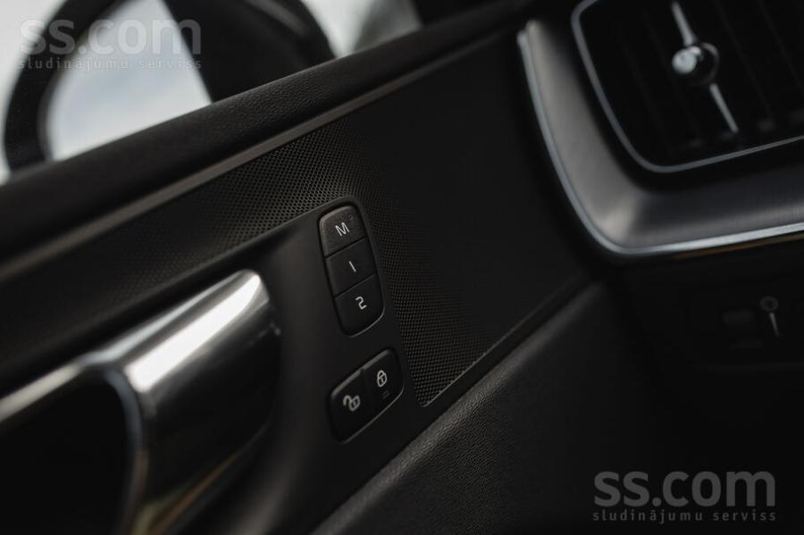 Melns Volvo XC60 2020 Jelgava, ar dzinēja tilpumu 2.00 L un nobraukumu 176 tūkst. km par 24500 €, foto 25 vietnē AUTOMOTO.COM.LV