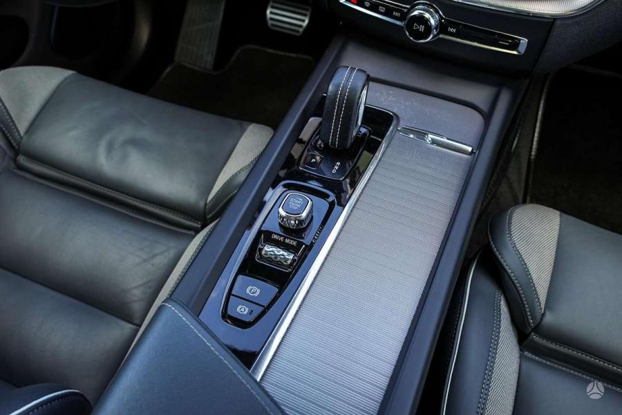 Melns Volvo XC60 2020 Marijampole, ar dzinēja tilpumu 1.97 L un nobraukumu 212 tūkst. km par 24950 €, foto 24 vietnē AUTOMOTO.COM.LV