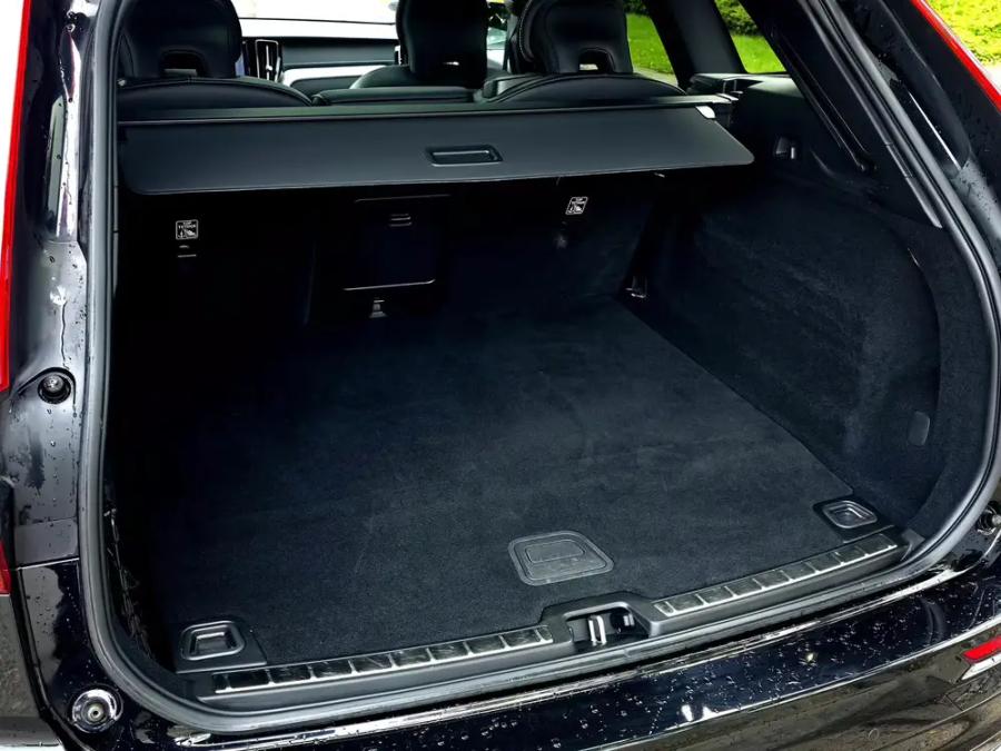 Black Volvo XC60 2020 in Riga, with an engine capacity of 2.00 L and mileage of 156 thousand km for 28390 €, photo 12 on AUTOMOTO.COM.LV