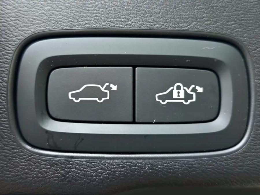 Black Volvo XC60 2020 in Riga, with an engine capacity of 2.00 L and mileage of 156 thousand km for 28390 €, photo 13 on AUTOMOTO.COM.LV