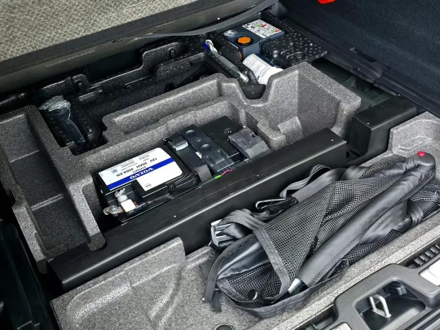 Black Volvo XC60 2020 in Riga, with an engine capacity of 2.00 L and mileage of 156 thousand km for 28390 €, photo 15 on AUTOMOTO.COM.LV