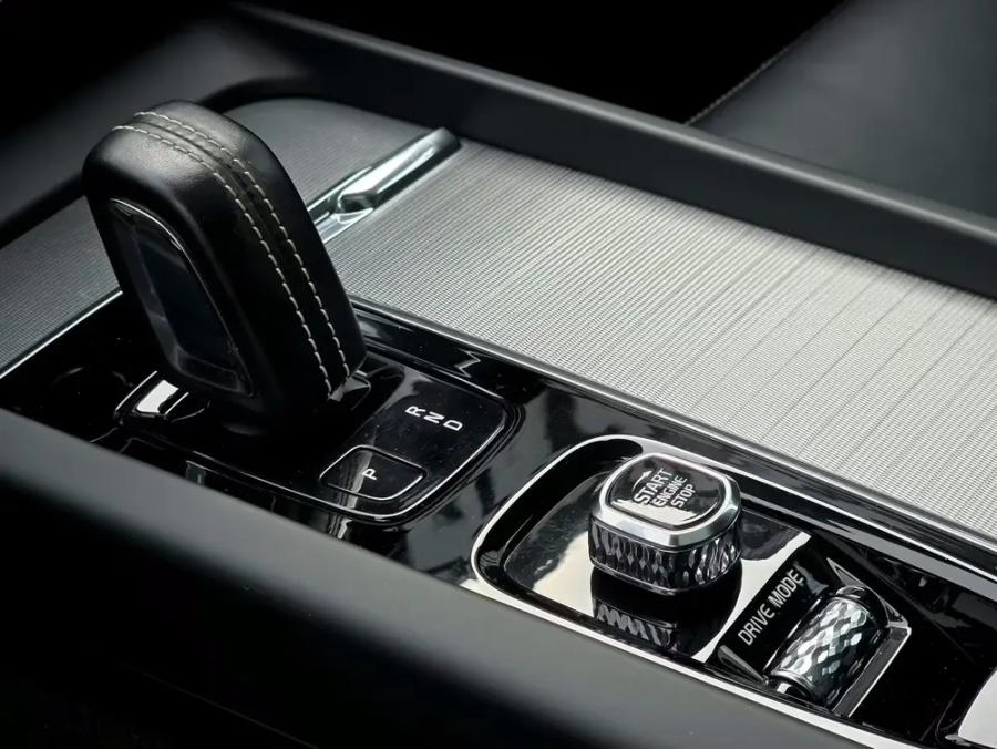 Black Volvo XC60 2020 in Riga, with an engine capacity of 2.00 L and mileage of 156 thousand km for 28390 €, photo 18 on AUTOMOTO.COM.LV