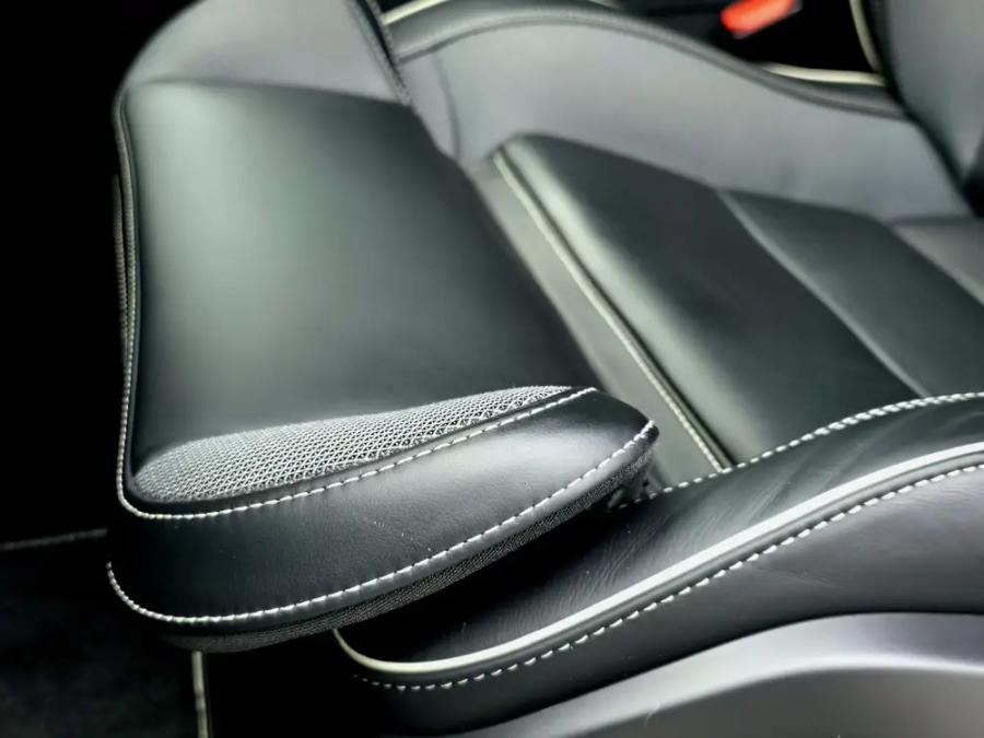 Black Volvo XC60 2020 in Riga, with an engine capacity of 2.00 L and mileage of 156 thousand km for 28390 €, photo 19 on AUTOMOTO.COM.LV