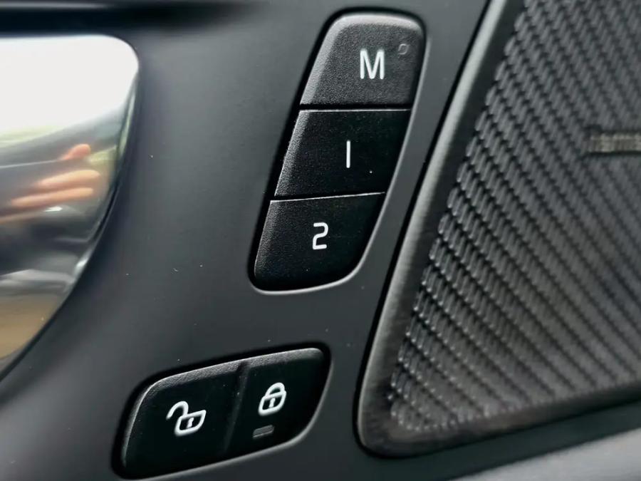 Black Volvo XC60 2020 in Riga, with an engine capacity of 2.00 L and mileage of 156 thousand km for 28390 €, photo 21 on AUTOMOTO.COM.LV