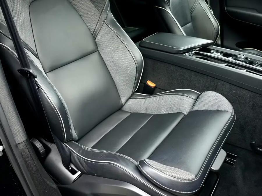 Black Volvo XC60 2020 in Riga, with an engine capacity of 2.00 L and mileage of 156 thousand km for 28390 €, photo 25 on AUTOMOTO.COM.LV