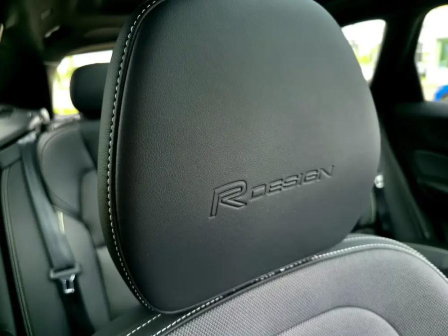 Black Volvo XC60 2020 in Riga, with an engine capacity of 2.00 L and mileage of 156 thousand km for 28390 €, photo 28 on AUTOMOTO.COM.LV