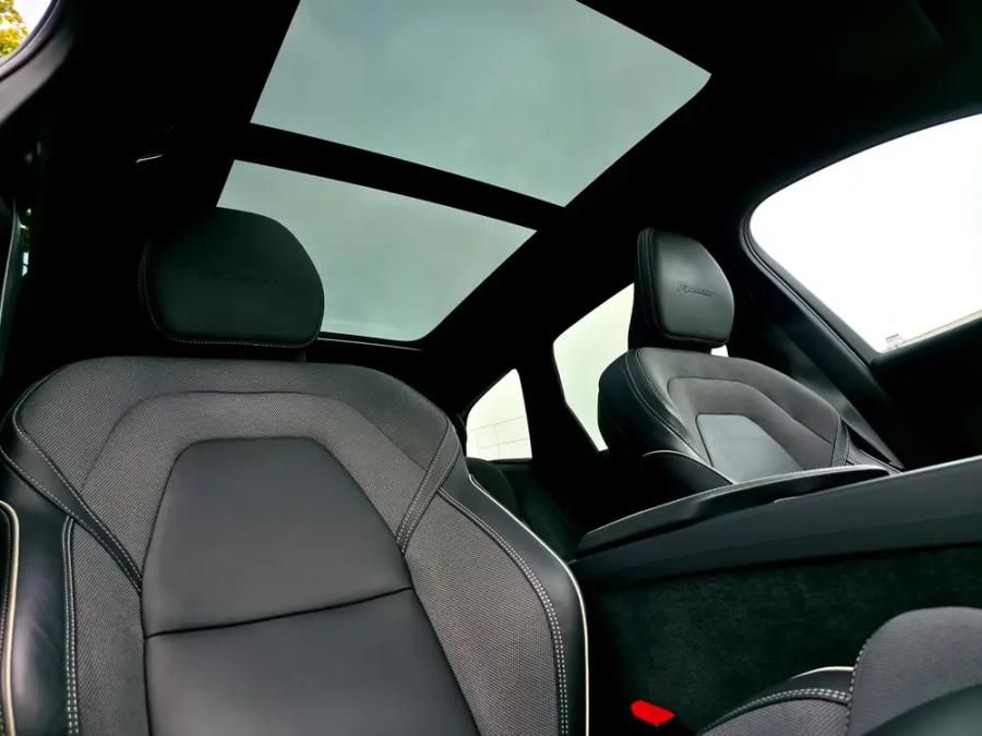 Black Volvo XC60 2020 in Riga, with an engine capacity of 2.00 L and mileage of 156 thousand km for 28390 €, photo 29 on AUTOMOTO.COM.LV