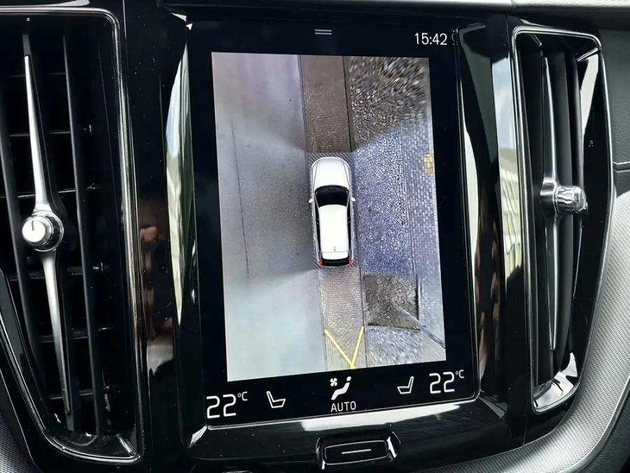 Black Volvo XC60 2020 in Riga, with an engine capacity of 2.00 L and mileage of 156 thousand km for 28390 €, photo 31 on AUTOMOTO.COM.LV