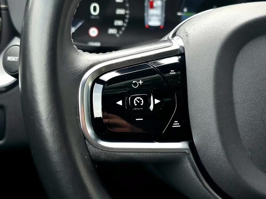 Black Volvo XC60 2020 in Riga, with an engine capacity of 2.00 L and mileage of 156 thousand km for 28390 €, photo 38 on AUTOMOTO.COM.LV