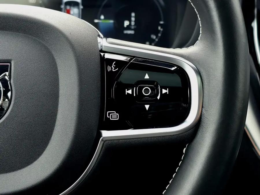 Black Volvo XC60 2020 in Riga, with an engine capacity of 2.00 L and mileage of 156 thousand km for 28390 €, photo 39 on AUTOMOTO.COM.LV
