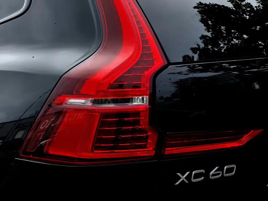 Black Volvo XC60 2020 in Riga, with an engine capacity of 2.00 L and mileage of 156 thousand km for 28390 €, photo 43 on AUTOMOTO.COM.LV