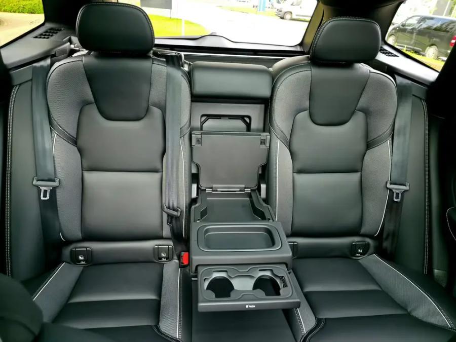 Black Volvo XC60 2020 in Riga, with an engine capacity of 2.00 L and mileage of 156 thousand km for 28390 €, photo 45 on AUTOMOTO.COM.LV