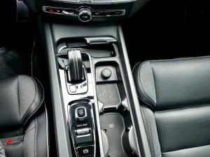 Black Volvo XC60 2020 in Riga, with an engine capacity of 2.00 L and mileage of 156 thousand km for 28390 €, photo 49 on AUTOMOTO.COM.LV