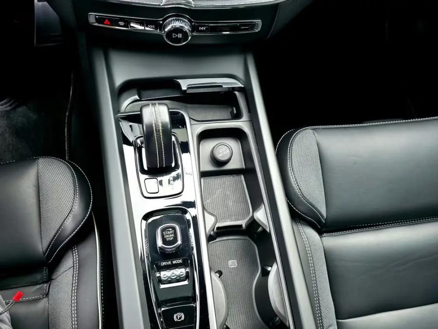 Black Volvo XC60 2020 in Riga, with an engine capacity of 2.00 L and mileage of 156 thousand km for 28390 €, photo 49 on AUTOMOTO.COM.LV