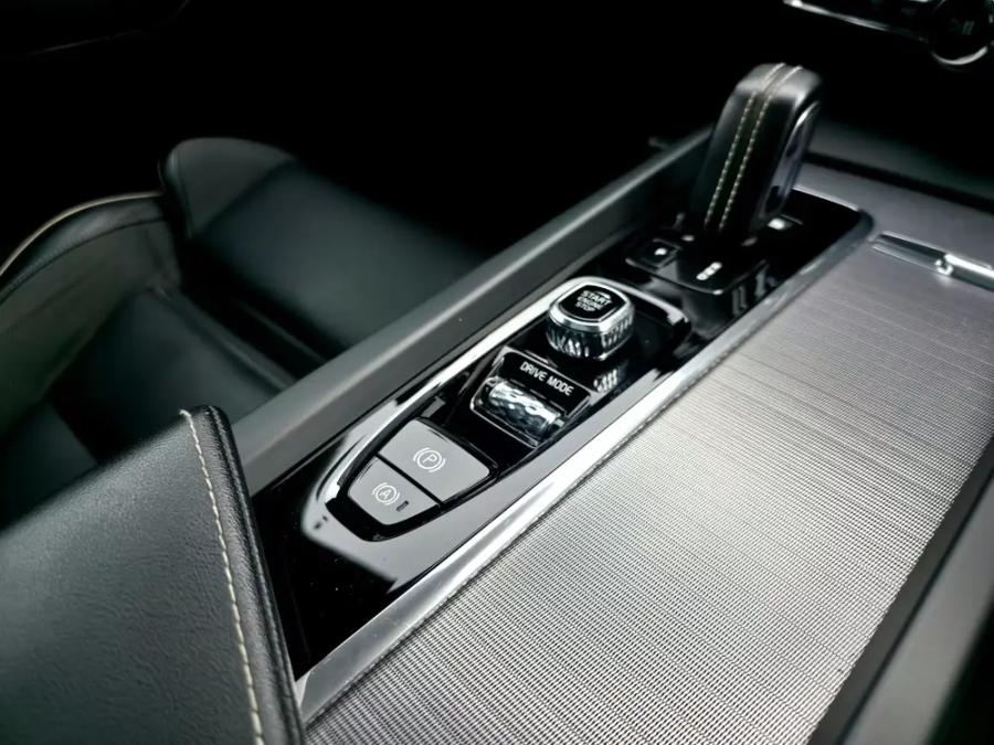Black Volvo XC60 2020 in Riga, with an engine capacity of 2.00 L and mileage of 156 thousand km for 28390 €, photo 53 on AUTOMOTO.COM.LV