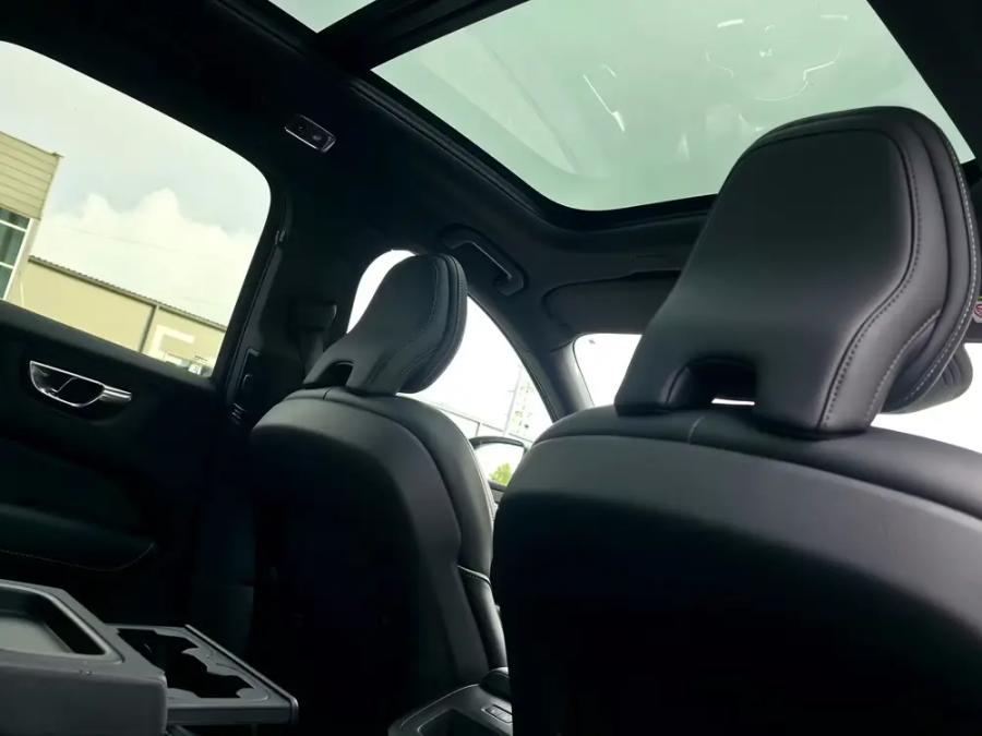 Black Volvo XC60 2020 in Riga, with an engine capacity of 2.00 L and mileage of 156 thousand km for 28390 €, photo 58 on AUTOMOTO.COM.LV
