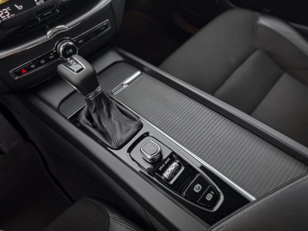 Melns Volvo XC60 2020 Rīga, ar dzinēja tilpumu 2.00 L un nobraukumu 230 tūkst. km par 22700 €, foto 5 vietnē AUTOMOTO.COM.LV
