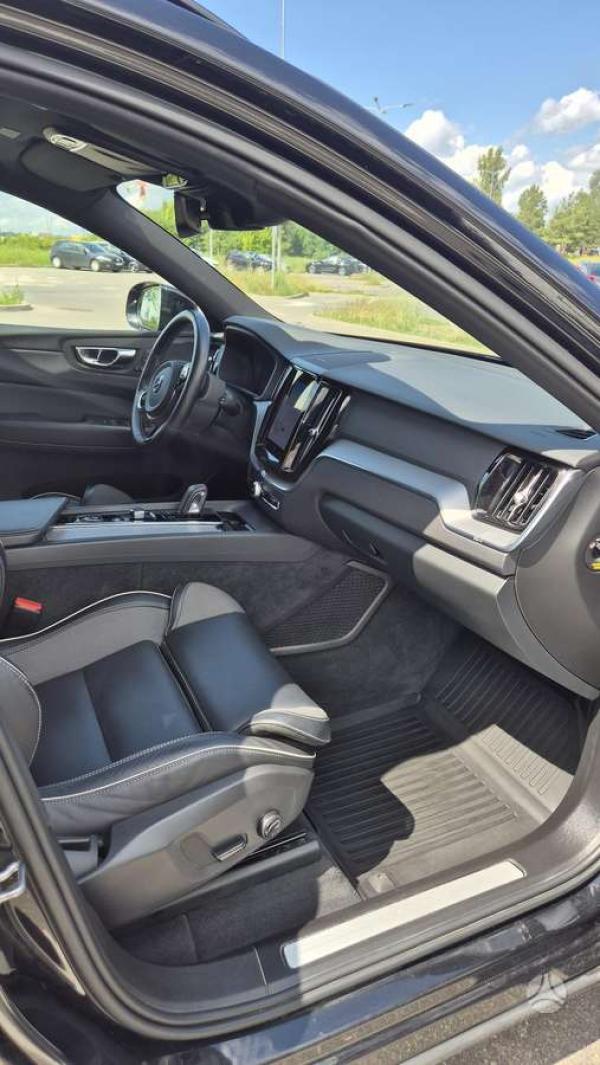 Black Volvo XC60 2020 in Vilnius, with an engine capacity of 1.97 L and mileage of 124 thousand km for 27500 €, photo 7 on AUTOMOTO.COM.LV