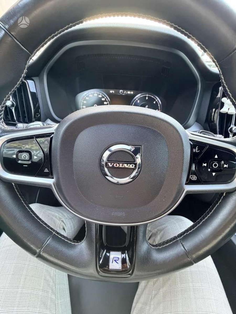 Black Volvo XC60 2020 in Vilnius, with an engine capacity of 1.97 L and mileage of 113 thousand km for 23800 €, photo 9 on AUTOMOTO.COM.LV