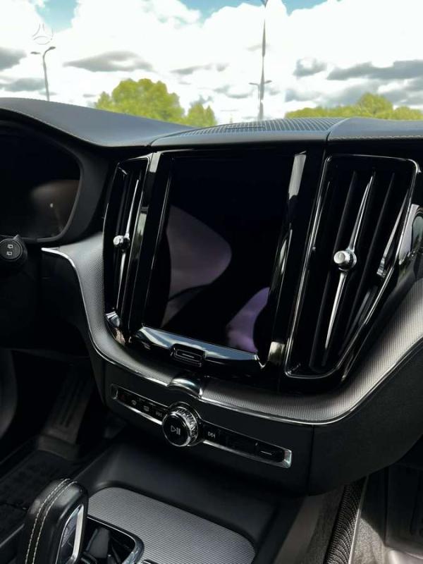 Black Volvo XC60 2020 in Panevezys, with an engine capacity of 1.97 L and mileage of 134 thousand km for 24500 €, photo 5 on AUTOMOTO.COM.LV