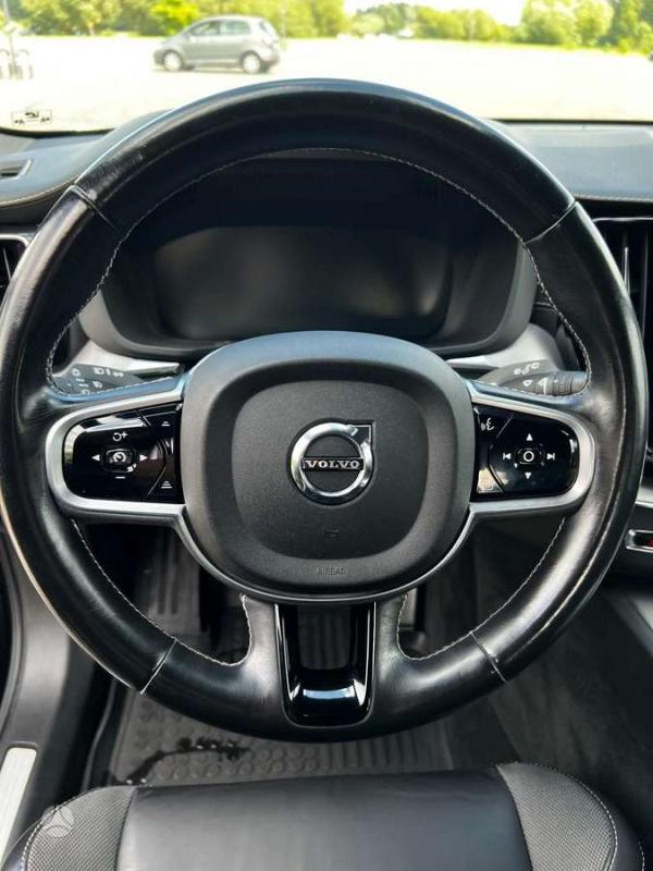 Black Volvo XC60 2020 in Panevezys, with an engine capacity of 1.97 L and mileage of 134 thousand km for 24500 €, photo 6 on AUTOMOTO.COM.LV