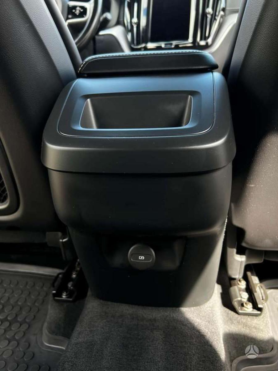 Black Volvo XC60 2020 in Panevezys, with an engine capacity of 1.97 L and mileage of 134 thousand km for 24500 €, photo 7 on AUTOMOTO.COM.LV