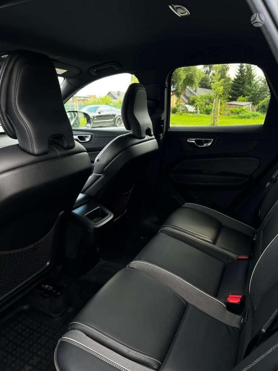 Black Volvo XC60 2020 in Panevezys, with an engine capacity of 1.97 L and mileage of 134 thousand km for 24500 €, photo 11 on AUTOMOTO.COM.LV