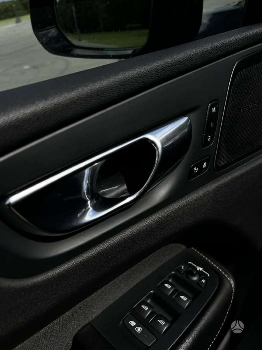 Black Volvo XC60 2020 in Panevezys, with an engine capacity of 1.97 L and mileage of 134 thousand km for 24500 €, photo 12 on AUTOMOTO.COM.LV