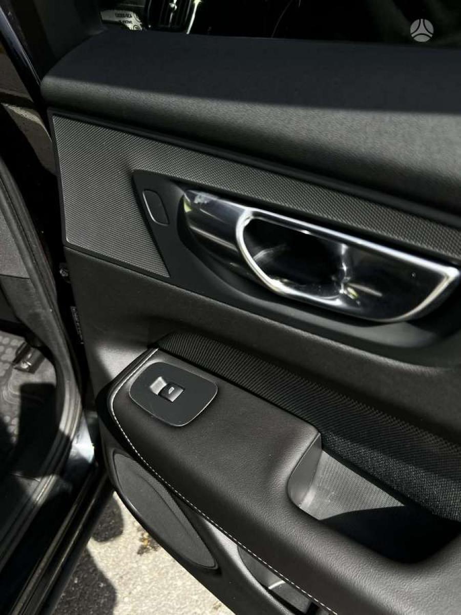 Black Volvo XC60 2020 in Panevezys, with an engine capacity of 1.97 L and mileage of 134 thousand km for 24500 €, photo 17 on AUTOMOTO.COM.LV