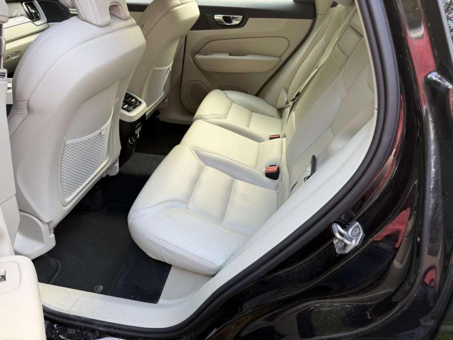 Melns Volvo XC60 2020 Tauragė, ar dzinēja tilpumu 1.97 L un nobraukumu 270 tūkst. km par 19500 €, foto 20 vietnē AUTOMOTO.COM.LV
