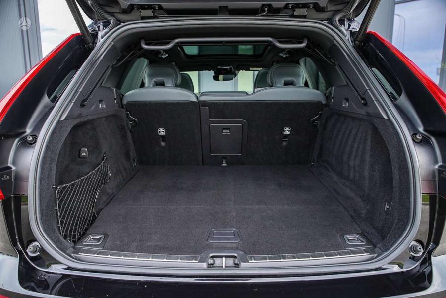 Black Volvo XC60 2020 in Kaunas, with an engine capacity of 1.97 L and mileage of 212 thousand km for 23950 €, photo 16 on AUTOMOTO.COM.LV