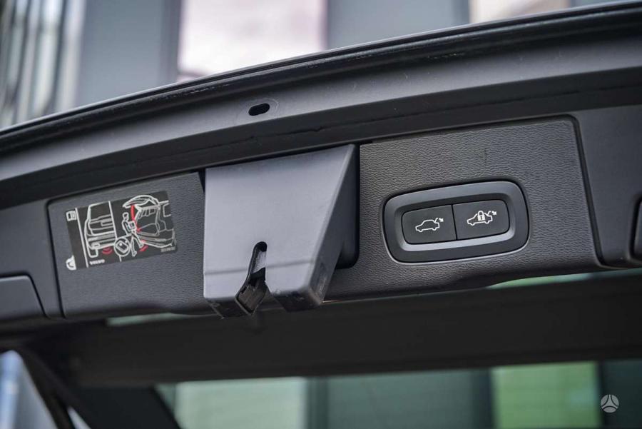 Black Volvo XC60 2020 in Kaunas, with an engine capacity of 1.97 L and mileage of 212 thousand km for 23950 €, photo 17 on AUTOMOTO.COM.LV