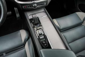 Black Volvo XC60 2020 in Kaunas, with an engine capacity of 1.97 L and mileage of 212 thousand km for 23950 €, photo 27 on AUTOMOTO.COM.LV