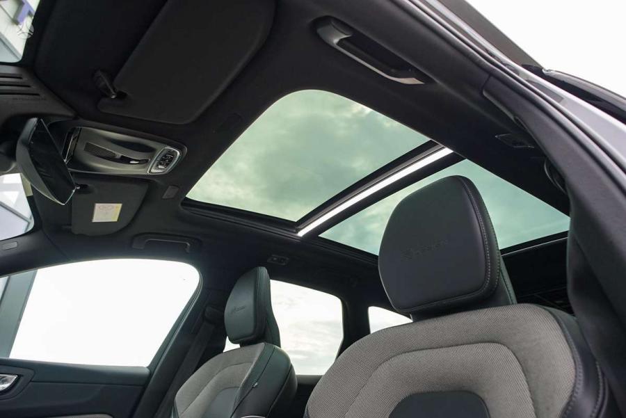 Black Volvo XC60 2020 in Kaunas, with an engine capacity of 1.97 L and mileage of 212 thousand km for 23950 €, photo 32 on AUTOMOTO.COM.LV
