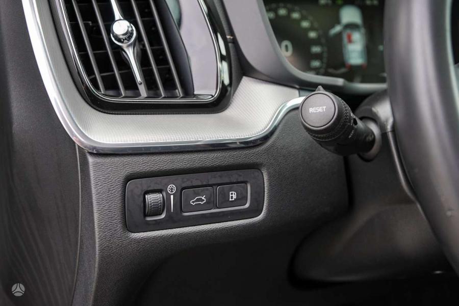 Black Volvo XC60 2020 in Kaunas, with an engine capacity of 1.97 L and mileage of 212 thousand km for 23950 €, photo 36 on AUTOMOTO.COM.LV