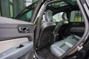 Black Volvo XC60 2020 in Kaunas, with an engine capacity of 1.97 L and mileage of 212 thousand km for 23950 €, photo 40 on AUTOMOTO.COM.LV