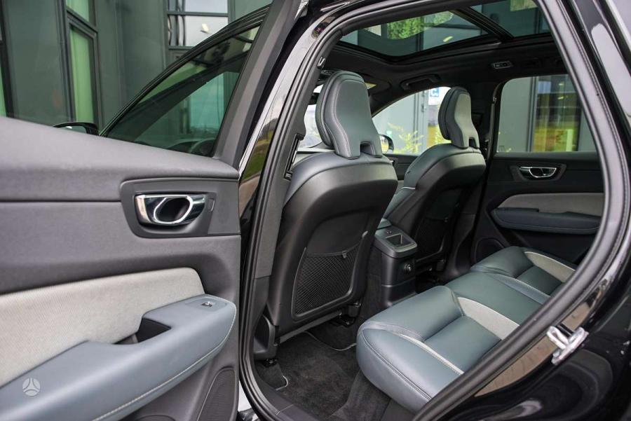 Black Volvo XC60 2020 in Kaunas, with an engine capacity of 1.97 L and mileage of 212 thousand km for 23950 €, photo 40 on AUTOMOTO.COM.LV