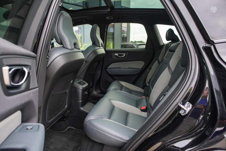 Black Volvo XC60 2020 in Kaunas, with an engine capacity of 1.97 L and mileage of 212 thousand km for 23950 €, photo 41 on AUTOMOTO.COM.LV