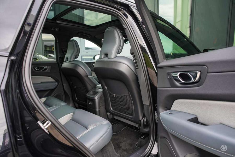 Black Volvo XC60 2020 in Kaunas, with an engine capacity of 1.97 L and mileage of 212 thousand km for 23950 €, photo 43 on AUTOMOTO.COM.LV
