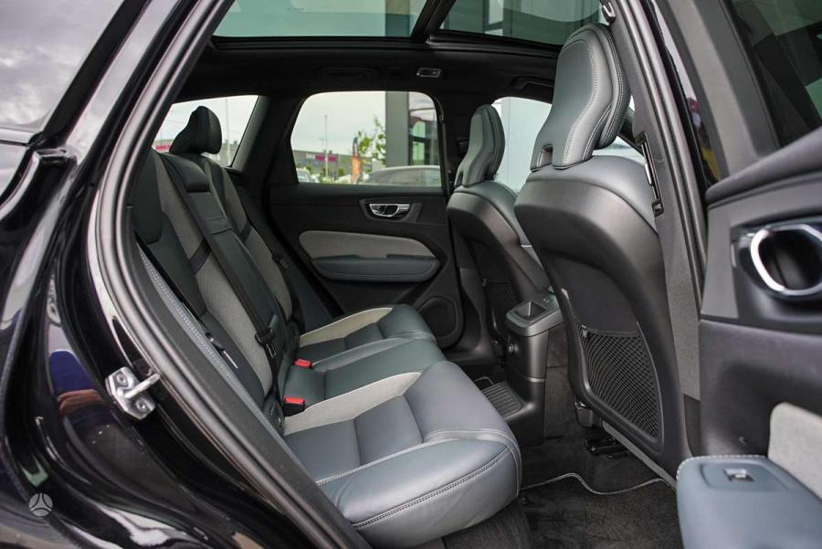 Black Volvo XC60 2020 in Kaunas, with an engine capacity of 1.97 L and mileage of 212 thousand km for 23950 €, photo 44 on AUTOMOTO.COM.LV