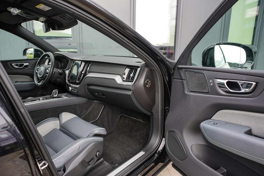 Black Volvo XC60 2020 in Kaunas, with an engine capacity of 1.97 L and mileage of 212 thousand km for 23950 €, photo 45 on AUTOMOTO.COM.LV