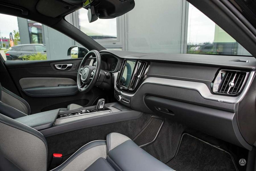 Black Volvo XC60 2020 in Kaunas, with an engine capacity of 1.97 L and mileage of 212 thousand km for 23950 €, photo 46 on AUTOMOTO.COM.LV