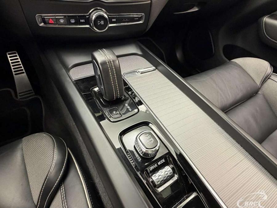 Black Volvo XC60 2020 in Vilnius, with an engine capacity of 1.97 L and mileage of 137 thousand km for 29900 €, photo 29 on AUTOMOTO.COM.LV