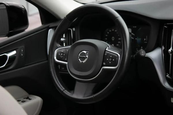 Volvo XC60 2020 in Tukums on AUTOMOTO.COM.LV Black Volvo XC60 2020 in Tukums, with an engine capacity of 2.00 L and mileage of 127 thousand km for 28990 €, photo 5 on AUTOMOTO.COM.LV