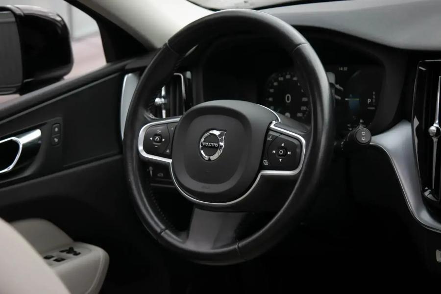Melns Volvo XC60 2020 Tukums, ar dzinēja tilpumu 2.00 L un nobraukumu 127 tūkst. km par 28990 €, foto 5 vietnē AUTOMOTO.COM.LV