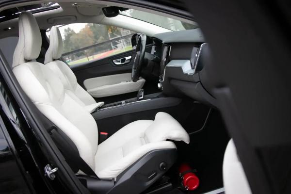 Volvo XC60 2020 in Tukums on AUTOMOTO.COM.LV Black Volvo XC60 2020 in Tukums, with an engine capacity of 2.00 L and mileage of 127 thousand km for 28990 €, photo 8 on AUTOMOTO.COM.LV