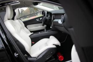 Melns Volvo XC60 2020 Tukums, ar dzinēja tilpumu 2.00 L un nobraukumu 127 tūkst. km par 28990 €, foto 8 vietnē AUTOMOTO.COM.LV