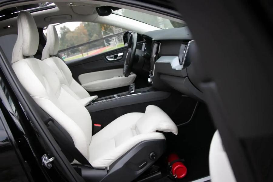 Melns Volvo XC60 2020 Tukums, ar dzinēja tilpumu 2.00 L un nobraukumu 127 tūkst. km par 28990 €, foto 8 vietnē AUTOMOTO.COM.LV
