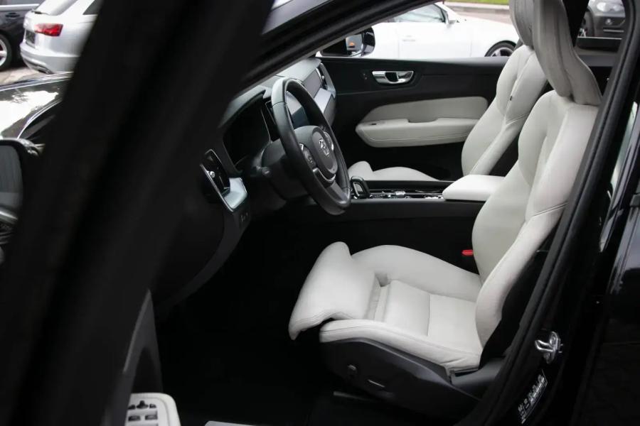 Melns Volvo XC60 2020 Tukums, ar dzinēja tilpumu 2.00 L un nobraukumu 127 tūkst. km par 28990 €, foto 9 vietnē AUTOMOTO.COM.LV